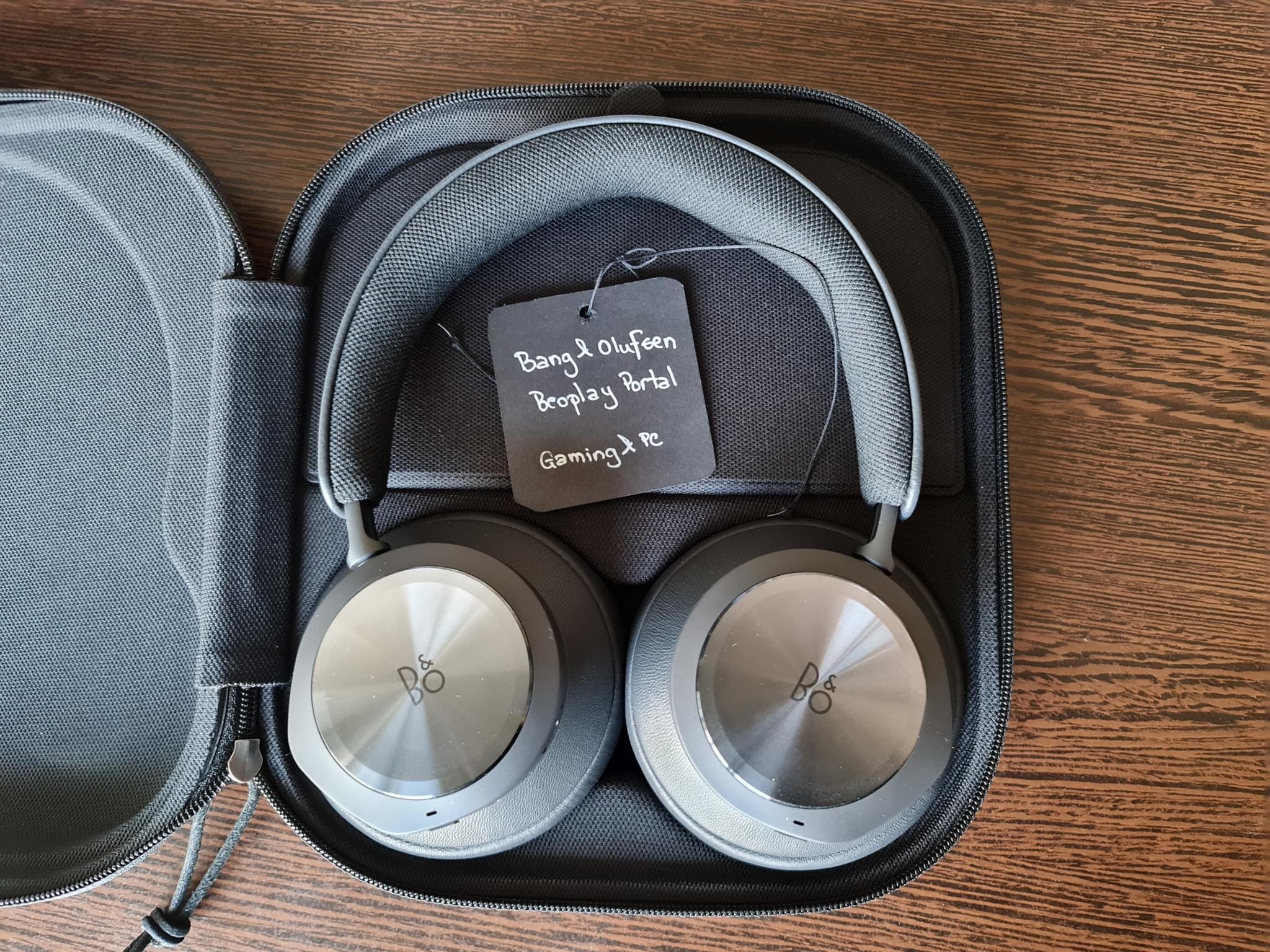 REVIEW Beoplay Portal: Primele căști de gaming de la Bang & Olufsen