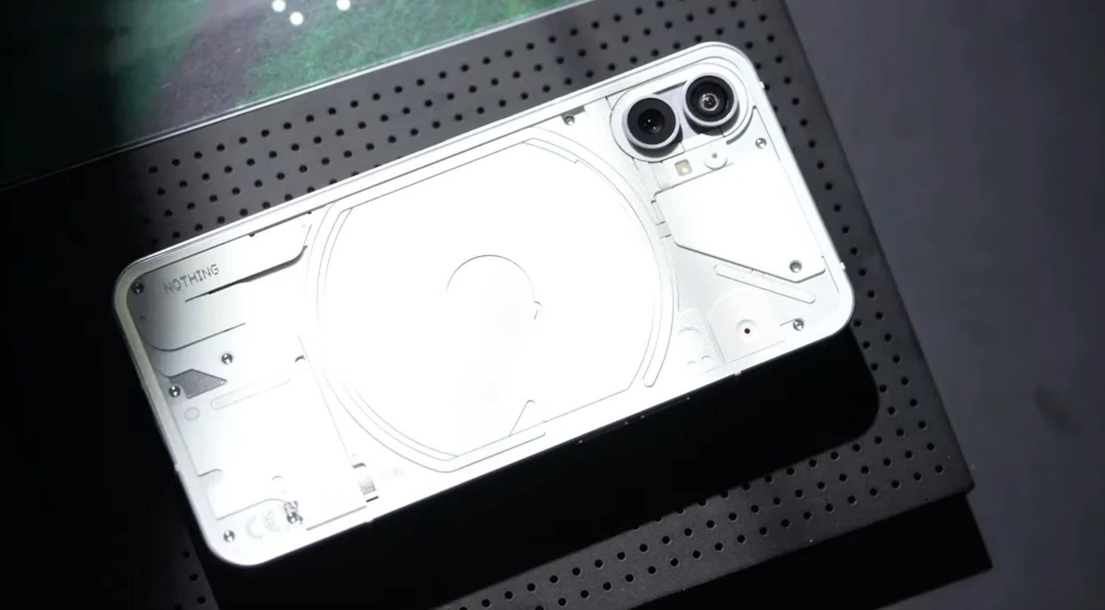 Nohing Phone (1) are designul confirmat oficial; Spate nu chiar ...