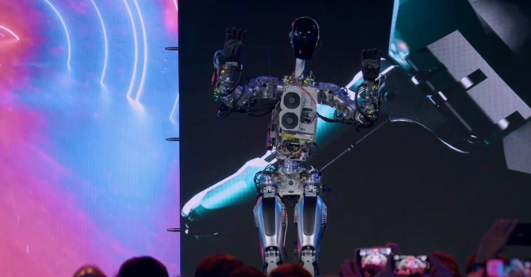 Tesla prezintă primul său robot umanoid; Îl vedem în acţiune