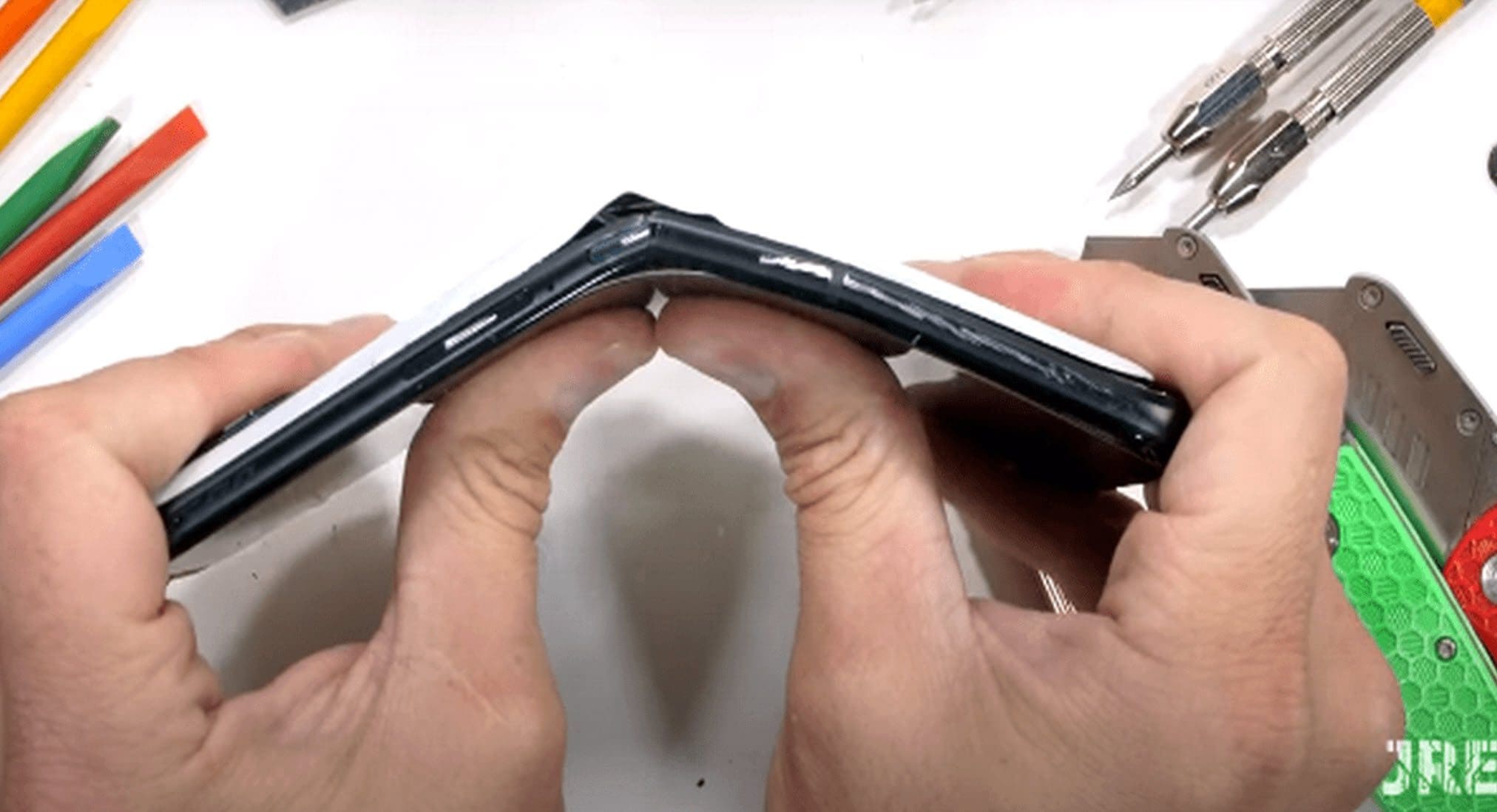 ASUS ROG Phone 6 Pro se îndoaie foarte uşor la testul de rezistenţă al ...