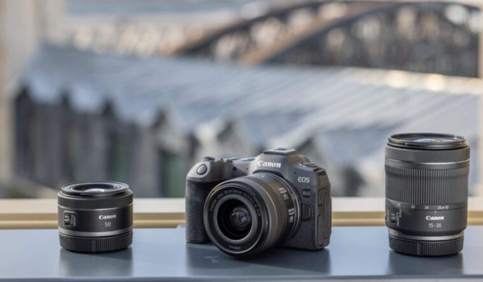 Canon a lansat aparatele foto EOS R50 şi R8, pentru creatori de conţinut