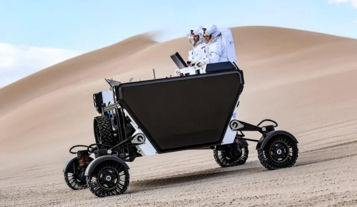 SpaceX Starship va aduce un rover cât un SUV pe Lună în 2026