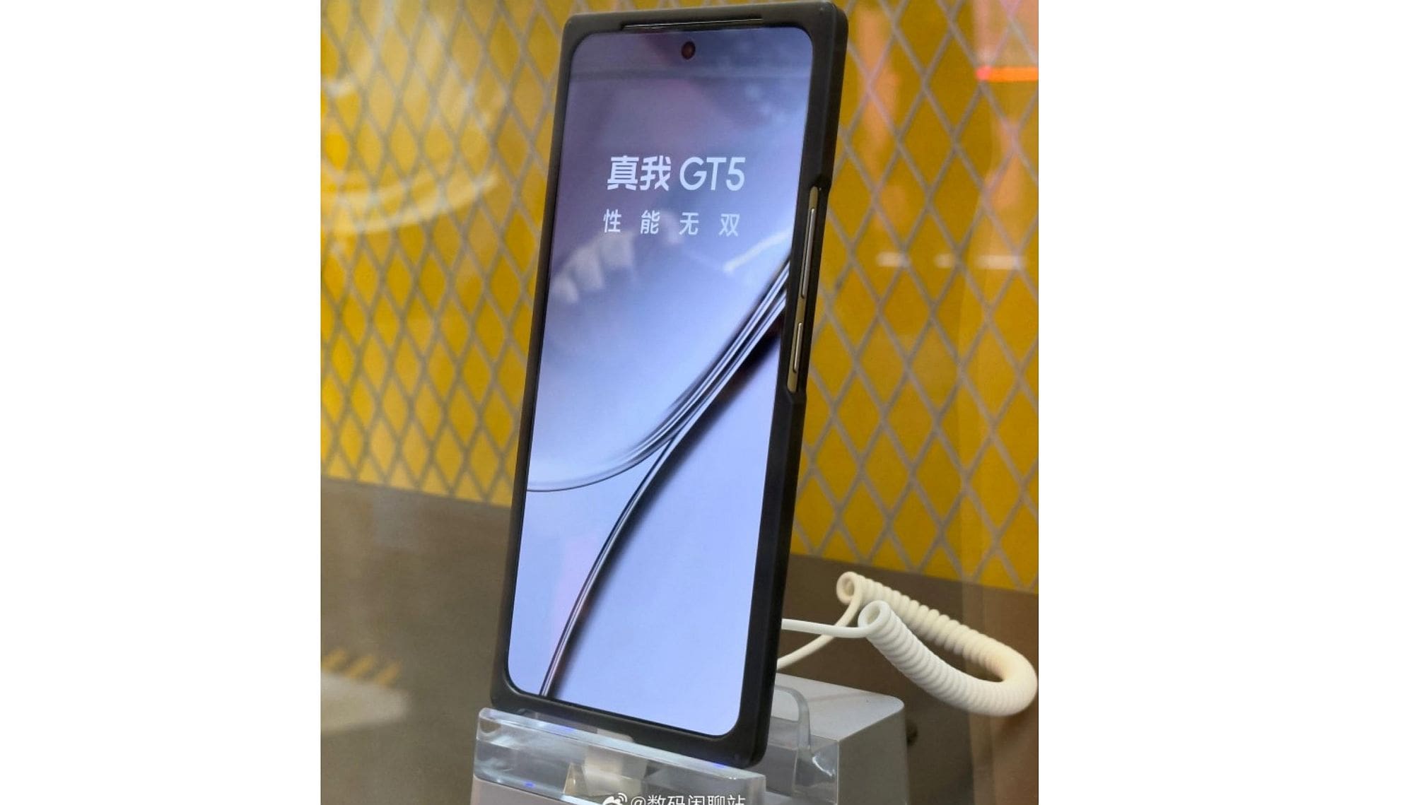 Cum arată realme GT5 înainte de lansare (Fotografie hands on)