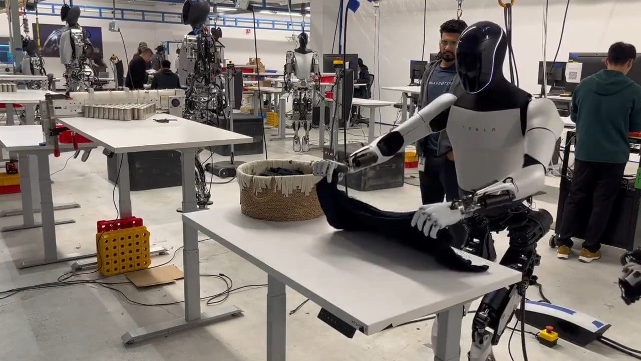Robotul Tesla Optimus poate împături tricouri... lent. VIDEO