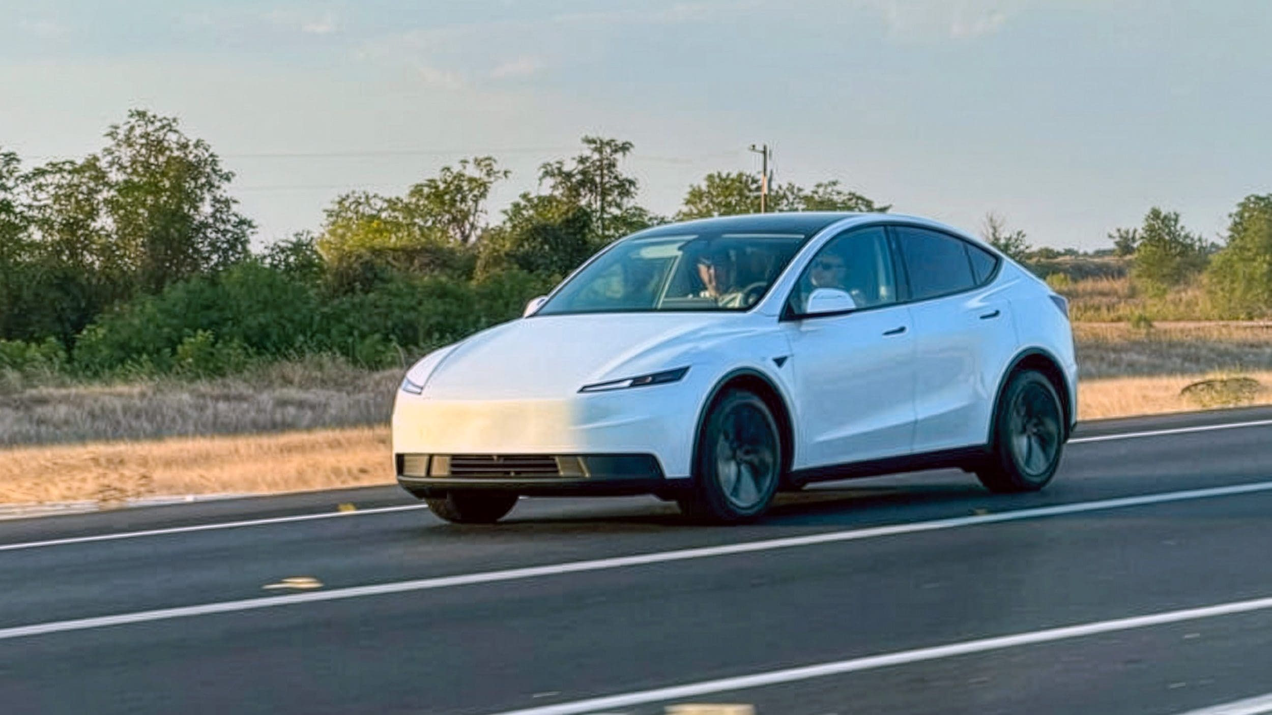 Tesla Model Y „low-cost” în primele fotografii reale. Ce lipsește și ...