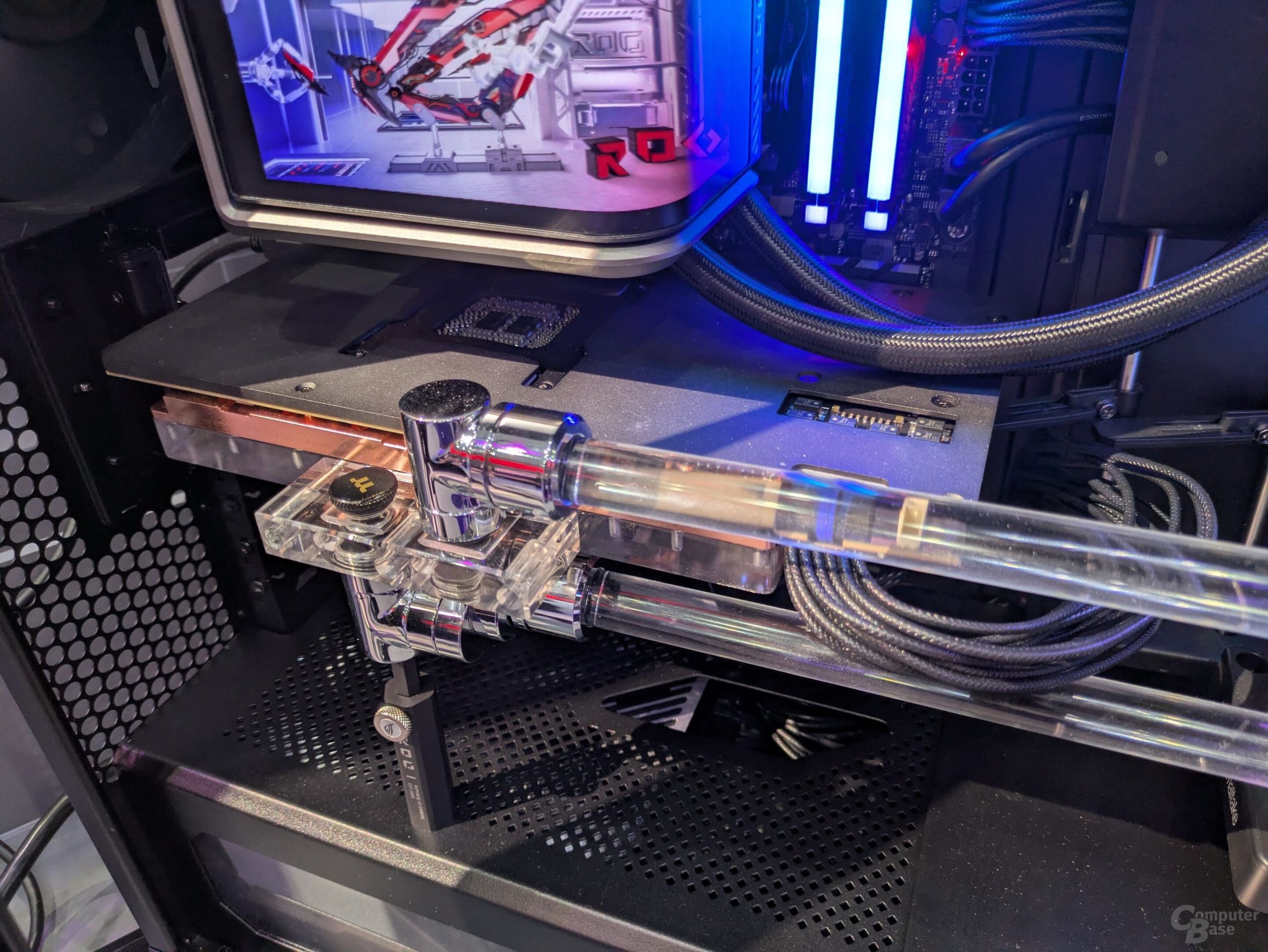 ASUS ne arată o GeForce RTX 5090 care trage peste 1000W dintr-un singur ...